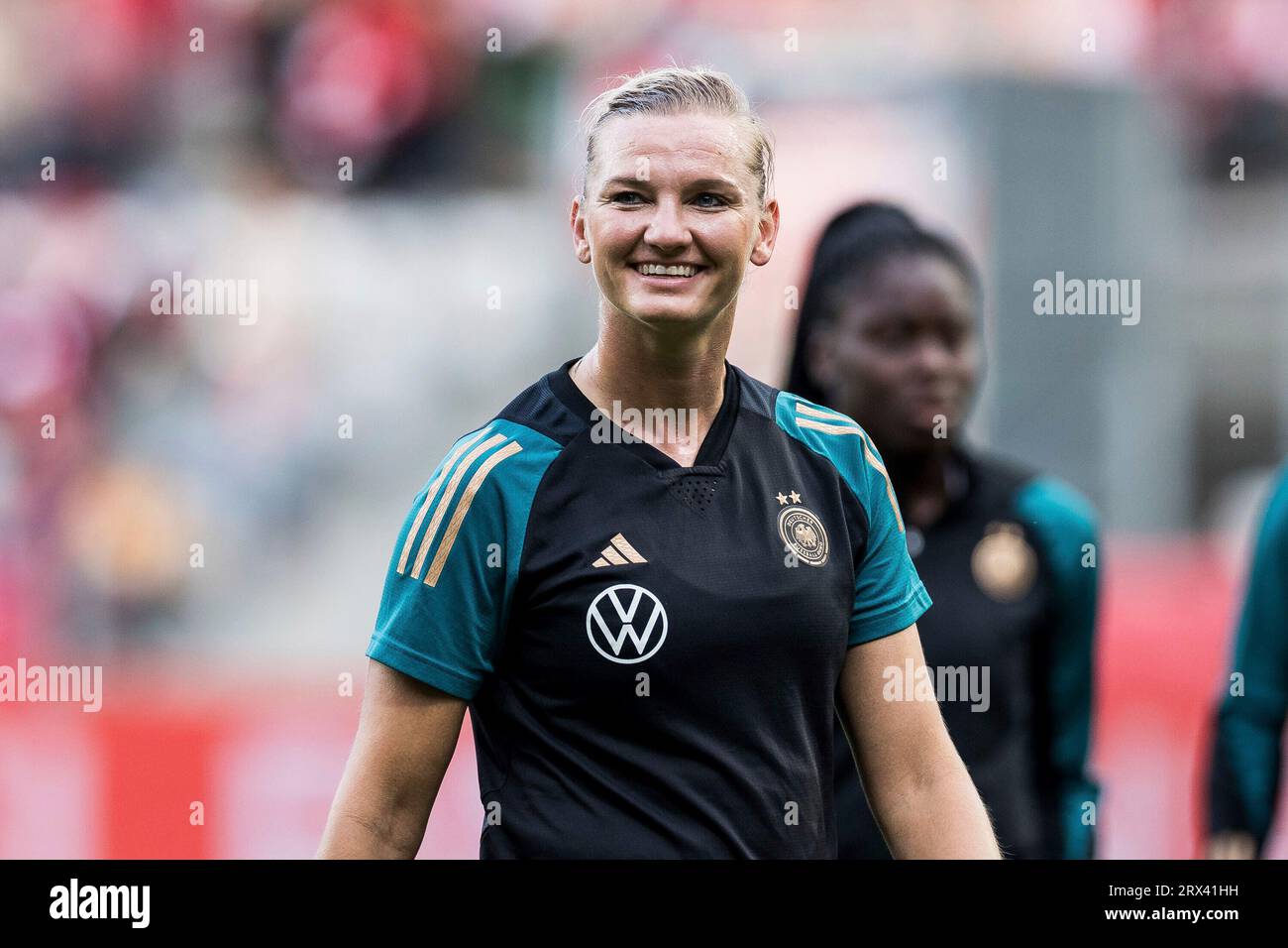 Alexandra Popp (Deutschland, #11) lachend im warm up UEFA Women?s ...