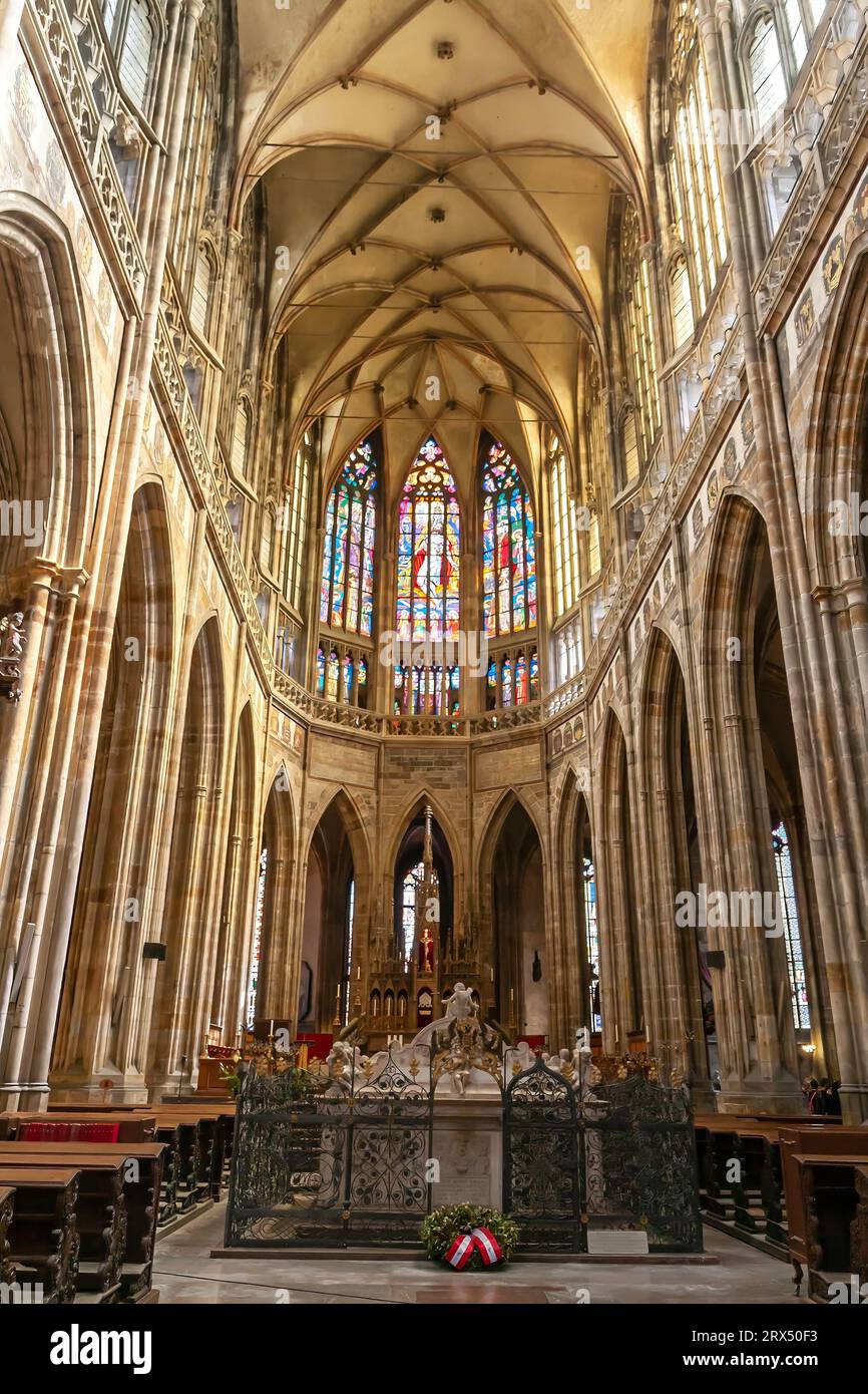 Das Kirchenschiff und der Hauptaltar von St. Veitsdom, Prag Stockfotografie - Alamy