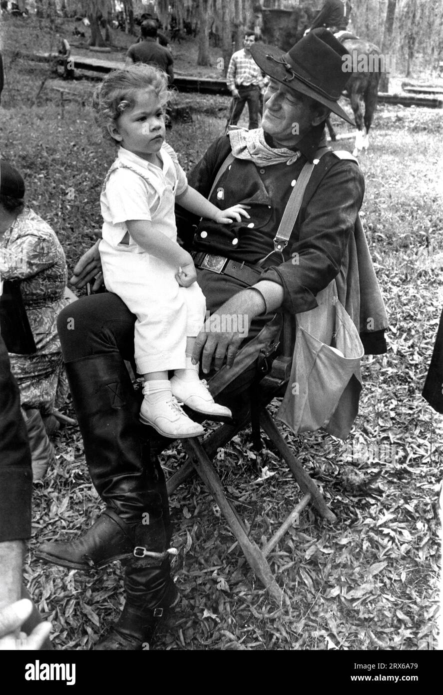 JOHN WAYNE mit seiner Tochter AISSA WAYNE (* 1956) am Drehort während ...