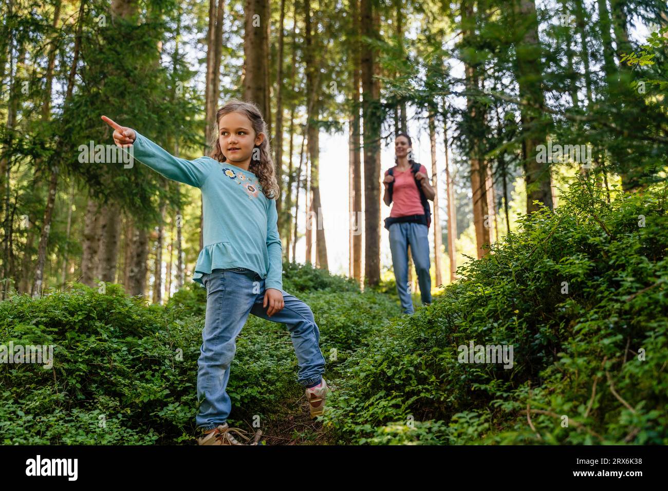 Mädchen im wald spazieren -Fotos und -Bildmaterial in hoher Auflösung – Alamy