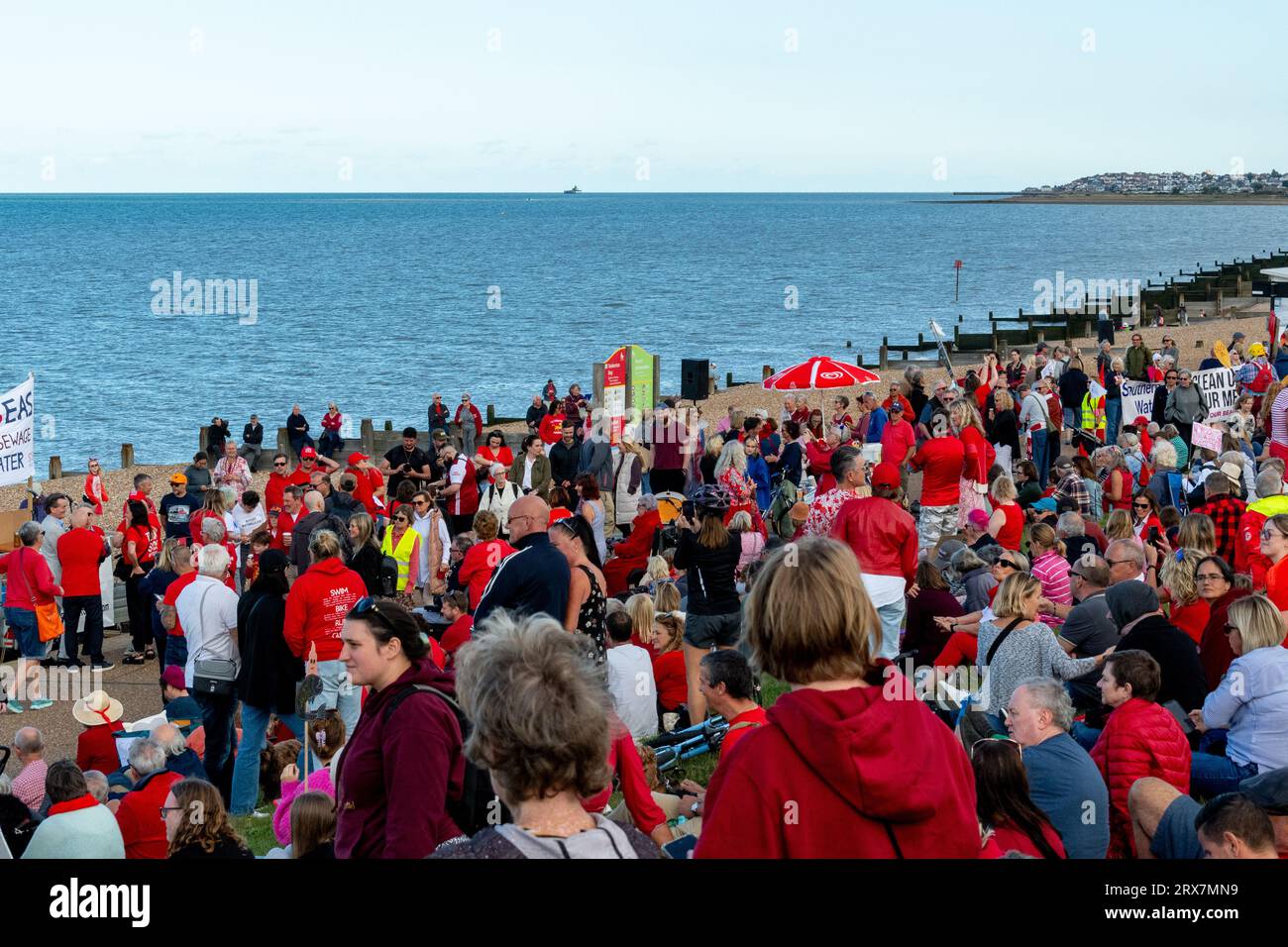 Tankerton beach protest -Fotos und -Bildmaterial in hoher Auflösung – Alamy