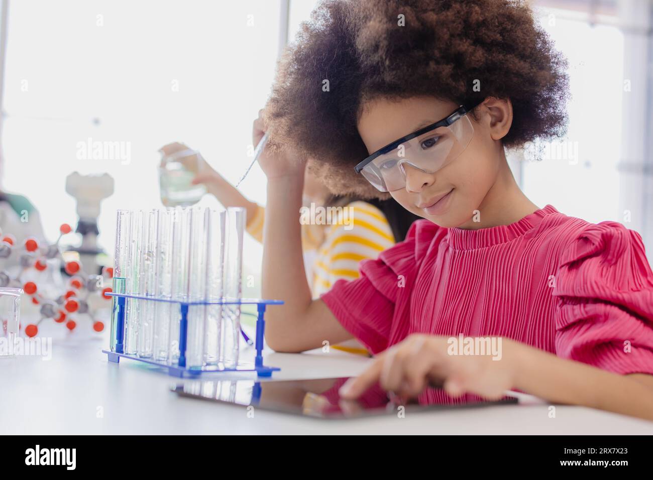 Afro Black Kid Diversity Kinder, die im Chemielabor spielen, um in der ...