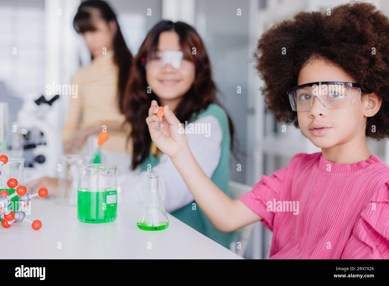 Afro Black Kid Diversity Kinder, die im Chemielabor spielen, um in der ...