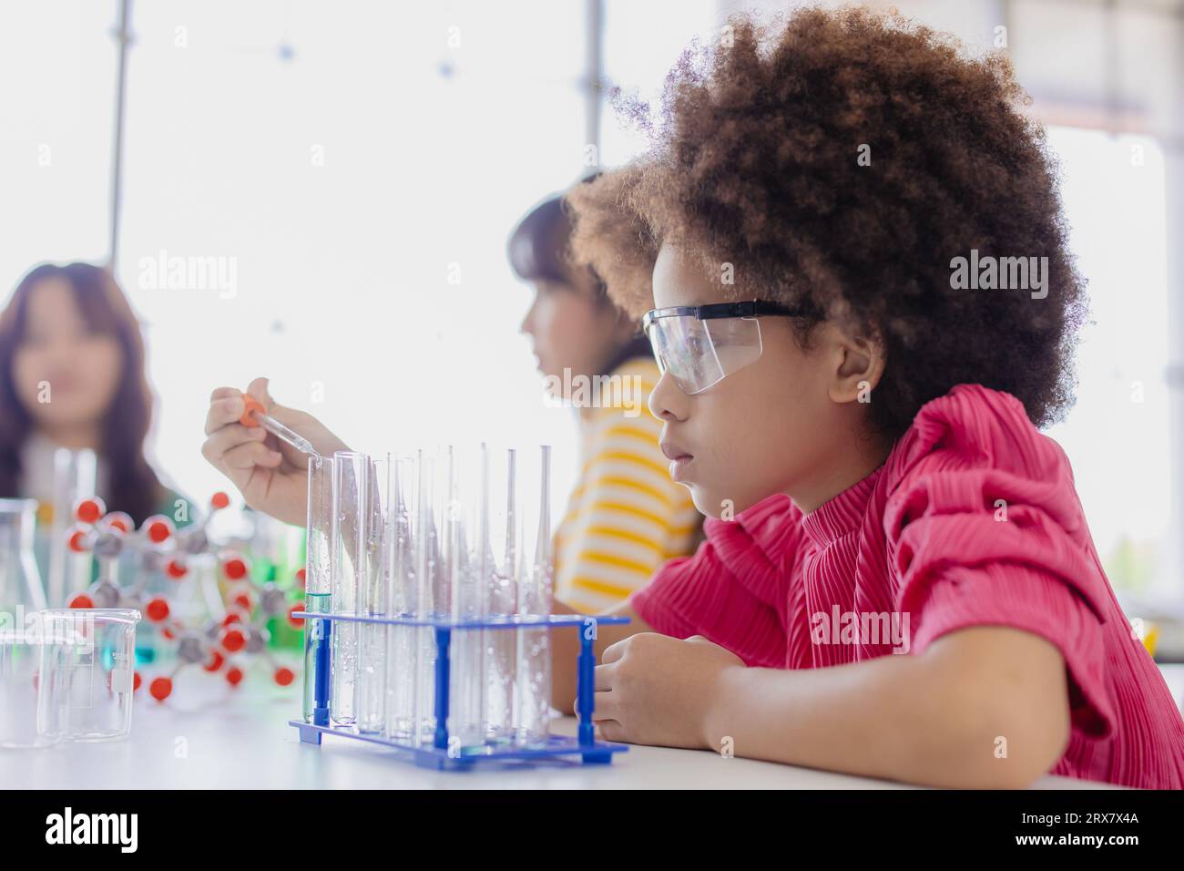 Afro Black Kid Diversity Kinder, die im Chemielabor spielen, um in der ...