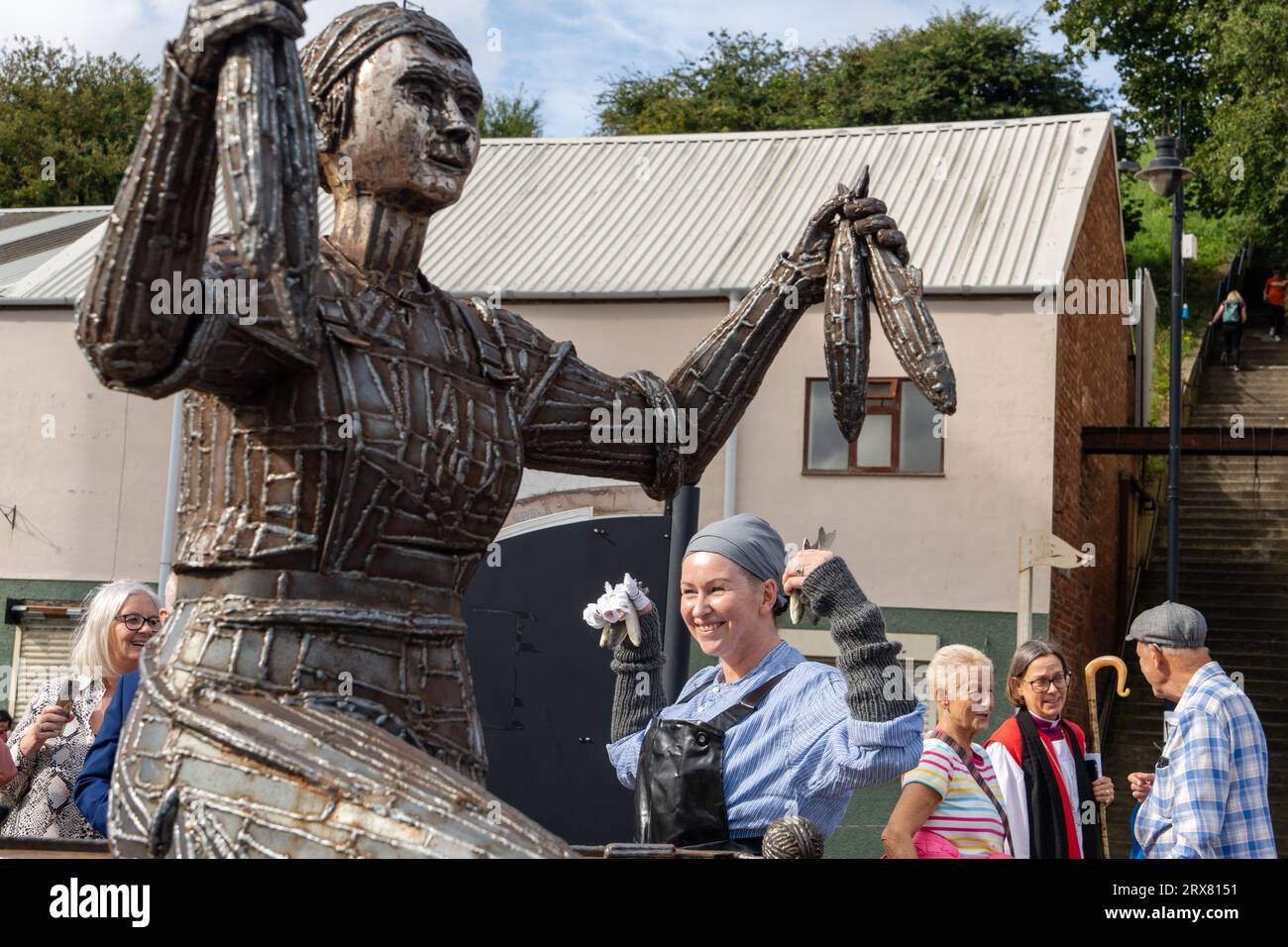 Lisa Eagleton-Muir, mit der Herring Girl Skulptur von Ray Lonsdale ...