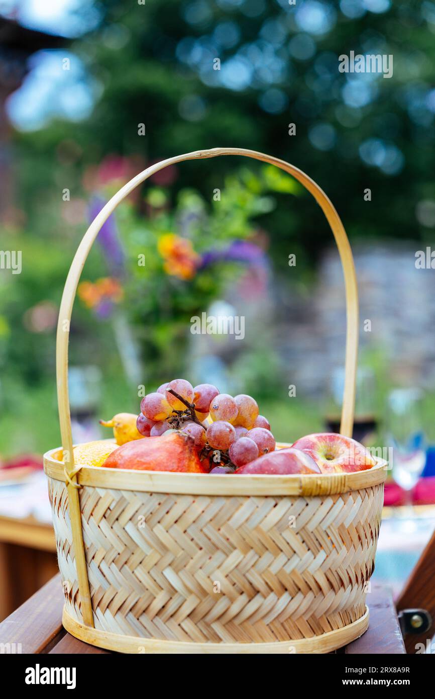 Fruits basket -Fotos und -Bildmaterial in hoher Auflösung – Alamy