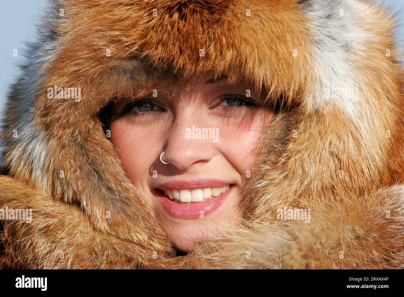 Woman wearing fox fur -Fotos und -Bildmaterial in hoher Auflösung – Alamy