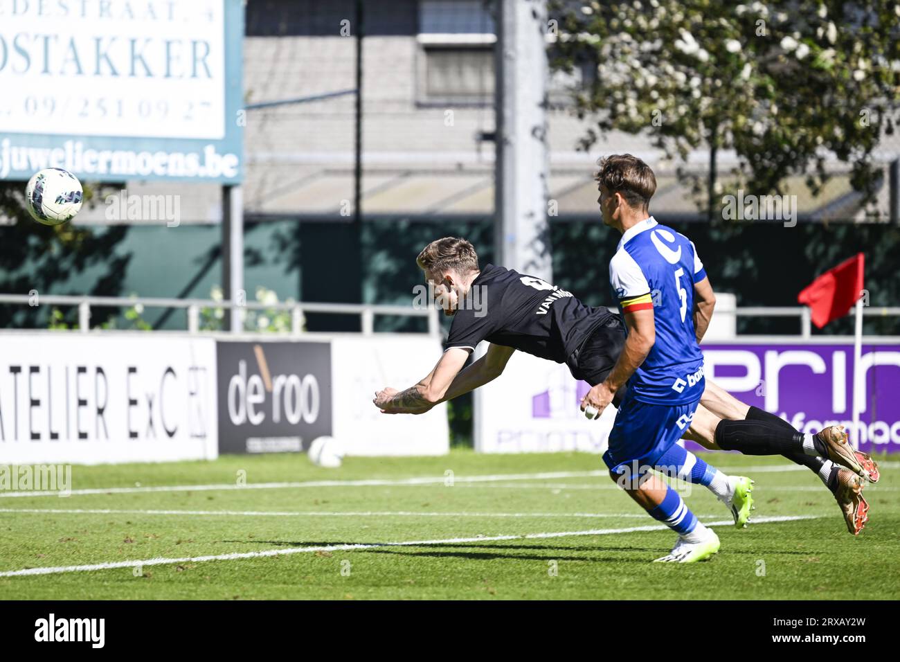 Gent, Belgien. September 2023. Lokerens Gil Van Moerzeke führt den Ball ...