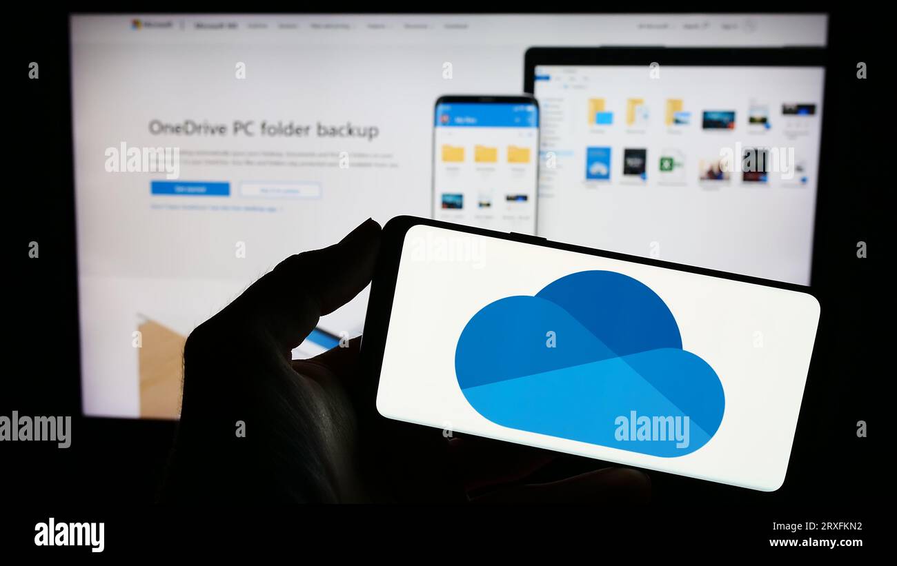 Person, die ein Mobiltelefon mit dem Logo des Datei-Hosting-Dienstes ...