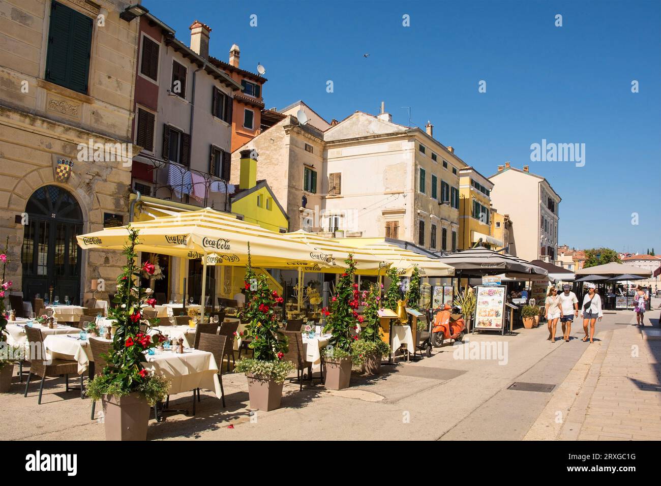 Rovinj, Kroatien - 9. Juli 2023. Restaurants im historischen Zentrum ...