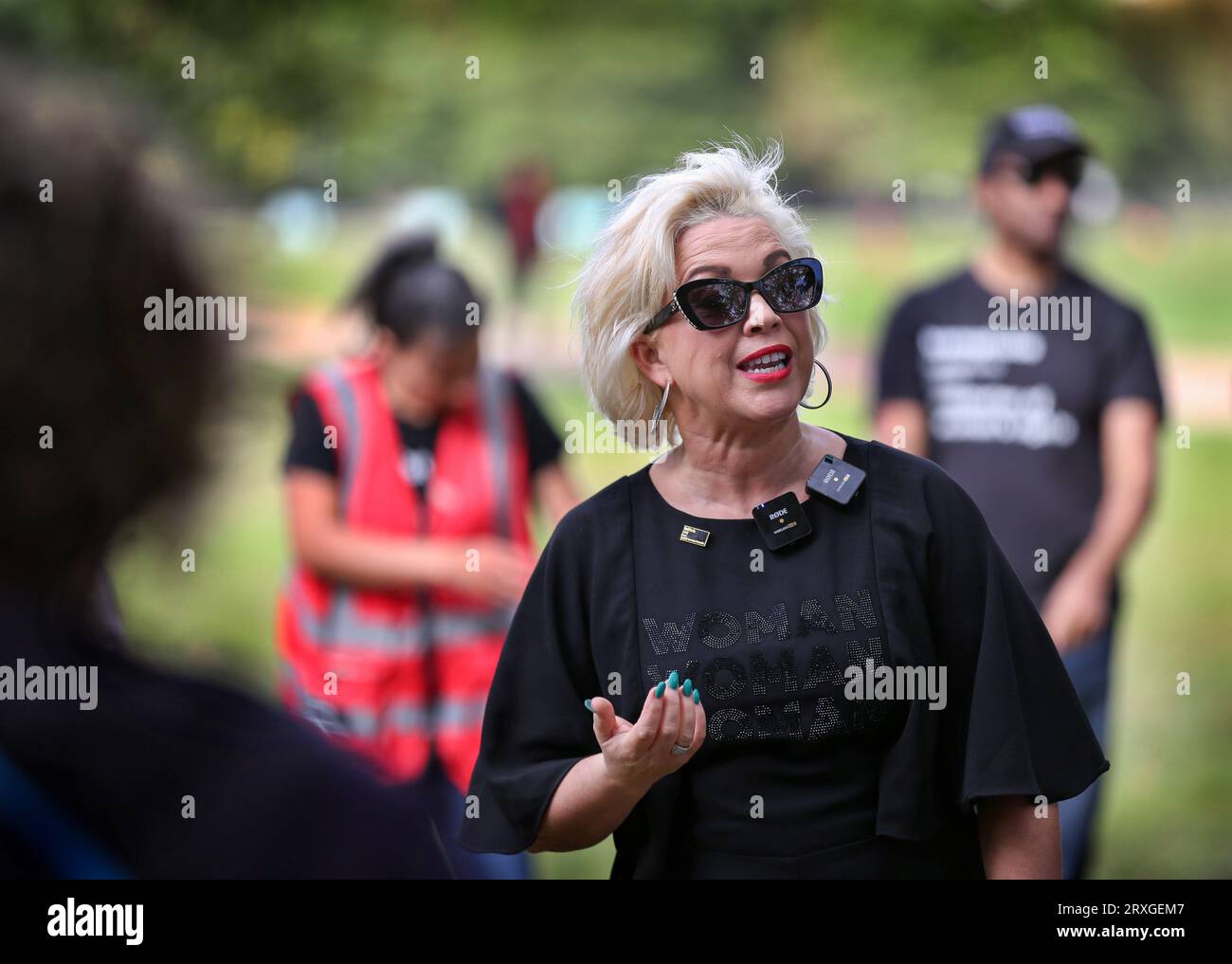 Kellie-Jay Keen spricht mit den versammelten Unterstützern bei der „Let ...