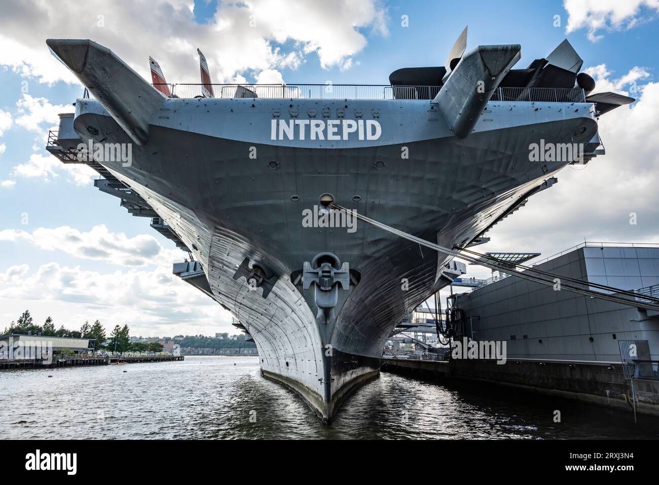 Das Intrepid Sea, Air & Space Museum, oft auch als Intrepid Museum ...