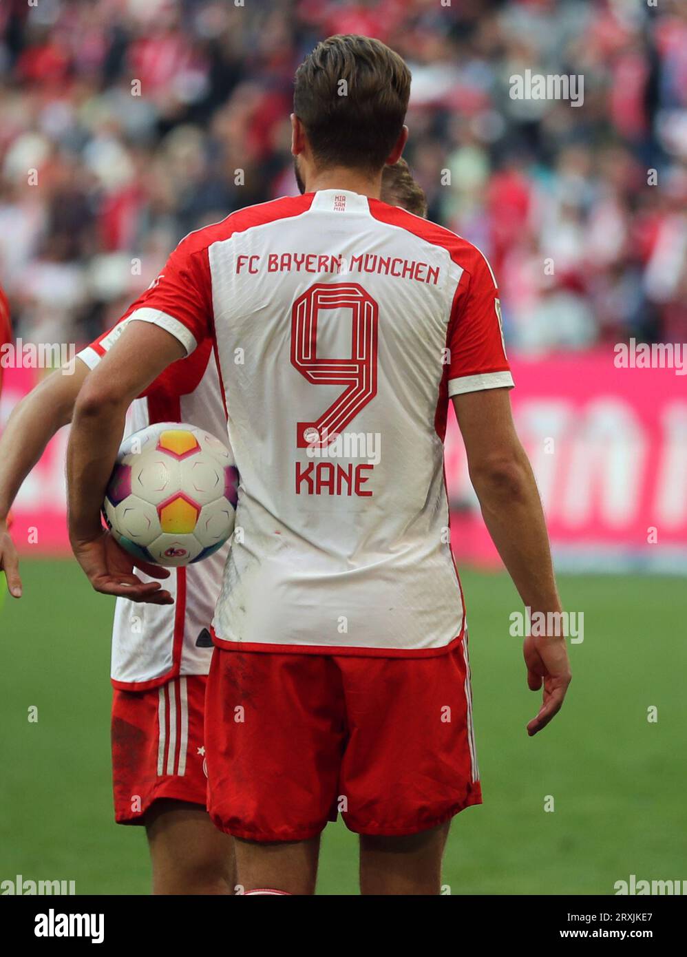 Harry Kane vom FC Bayern München bekommt den Ball als TrophŠe fŸr drei ...