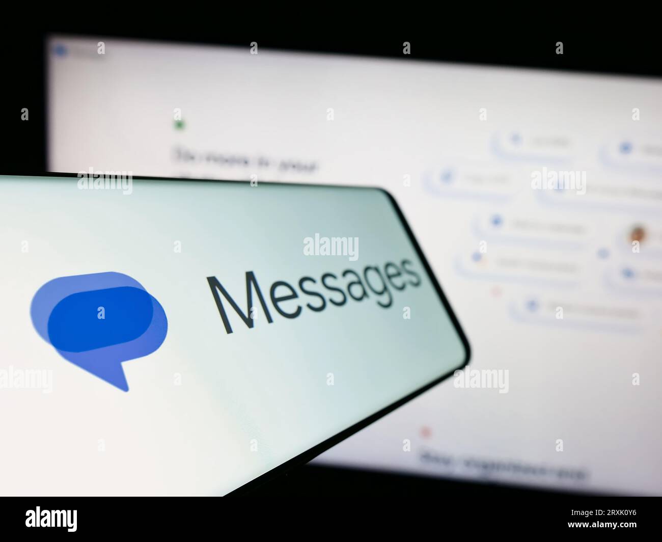 Smartphone mit Logo der Instant Messaging-App Google Messages auf dem ... Smartphone mit Logo der Instant Messaging-App Google Messages auf dem ...