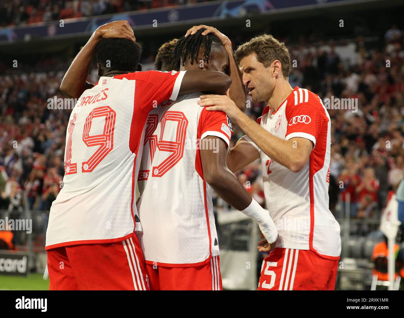 Thomas Müller vom FC Bayern München, Alphonso Davies vom FC Bayern ...
