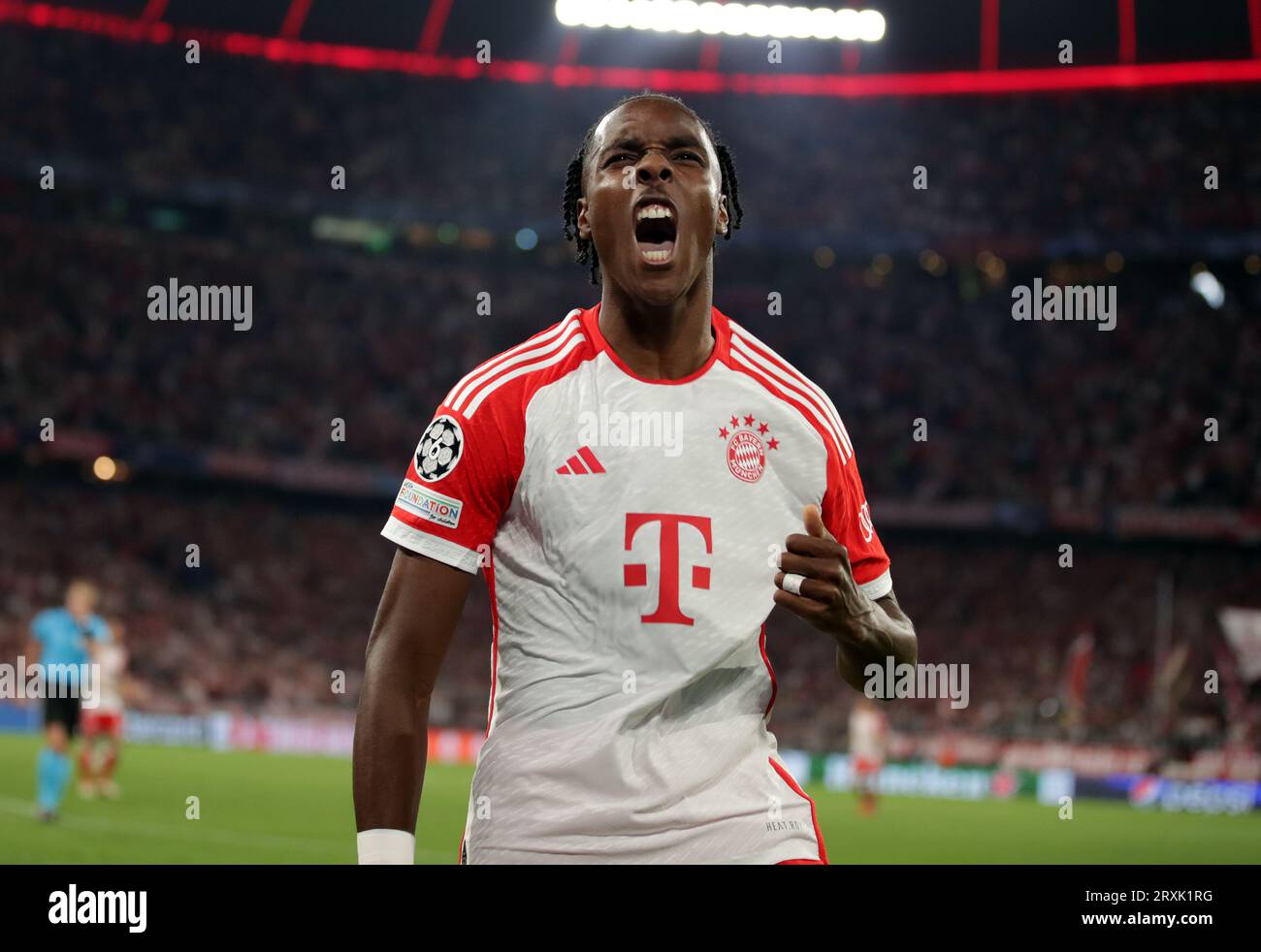 Mathys Tel vom FC Bayern München schiesst das Tor zum 4:2 und jubelt FC ...