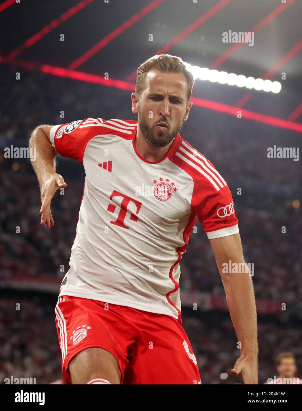 Harry Kane vom FC Bayern München verwandelt Elfmeter zum 3:1 und jubelt ...