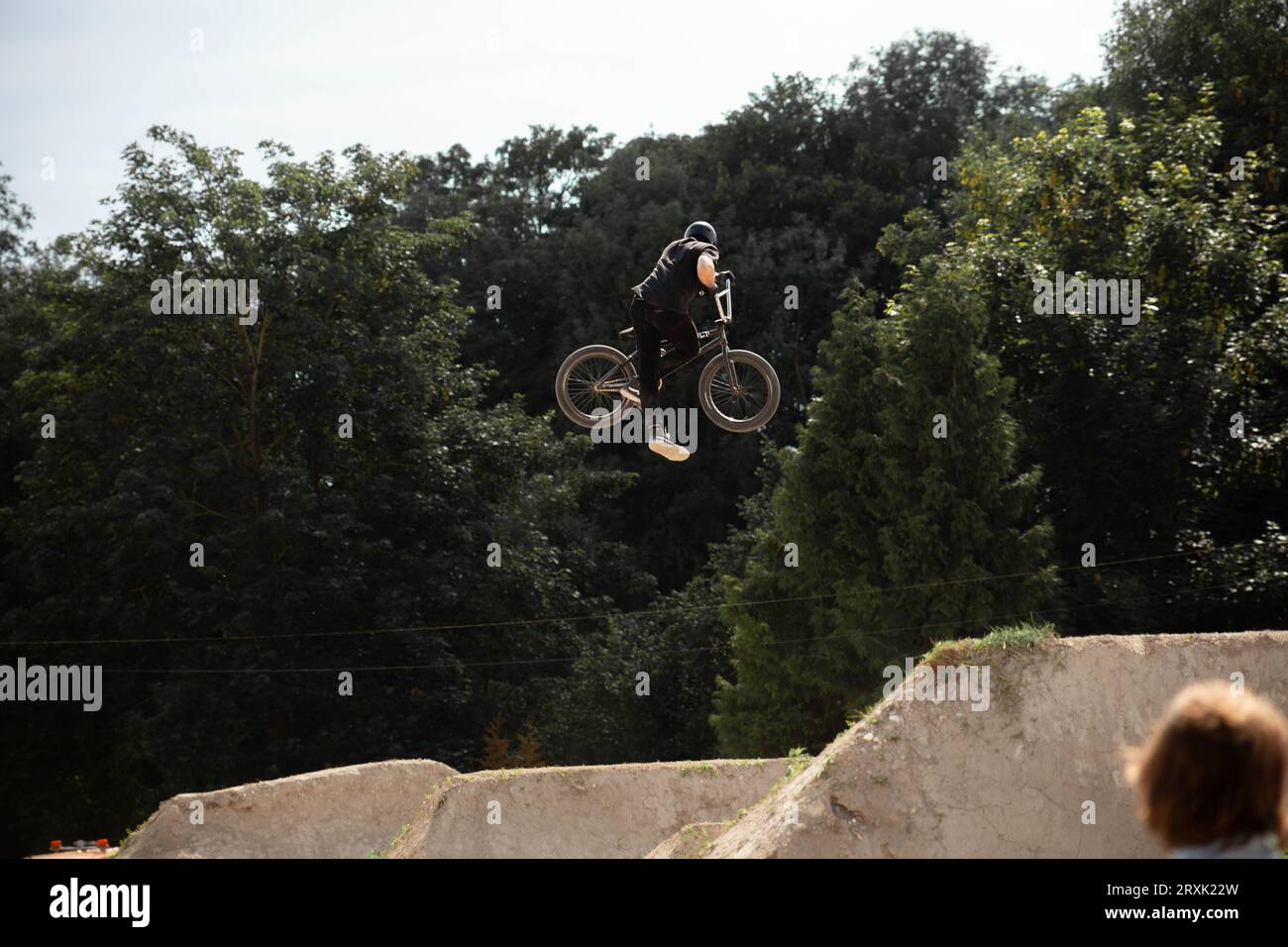 Bmx fahrer springen -Fotos und -Bildmaterial in hoher Auflösung – Alamy