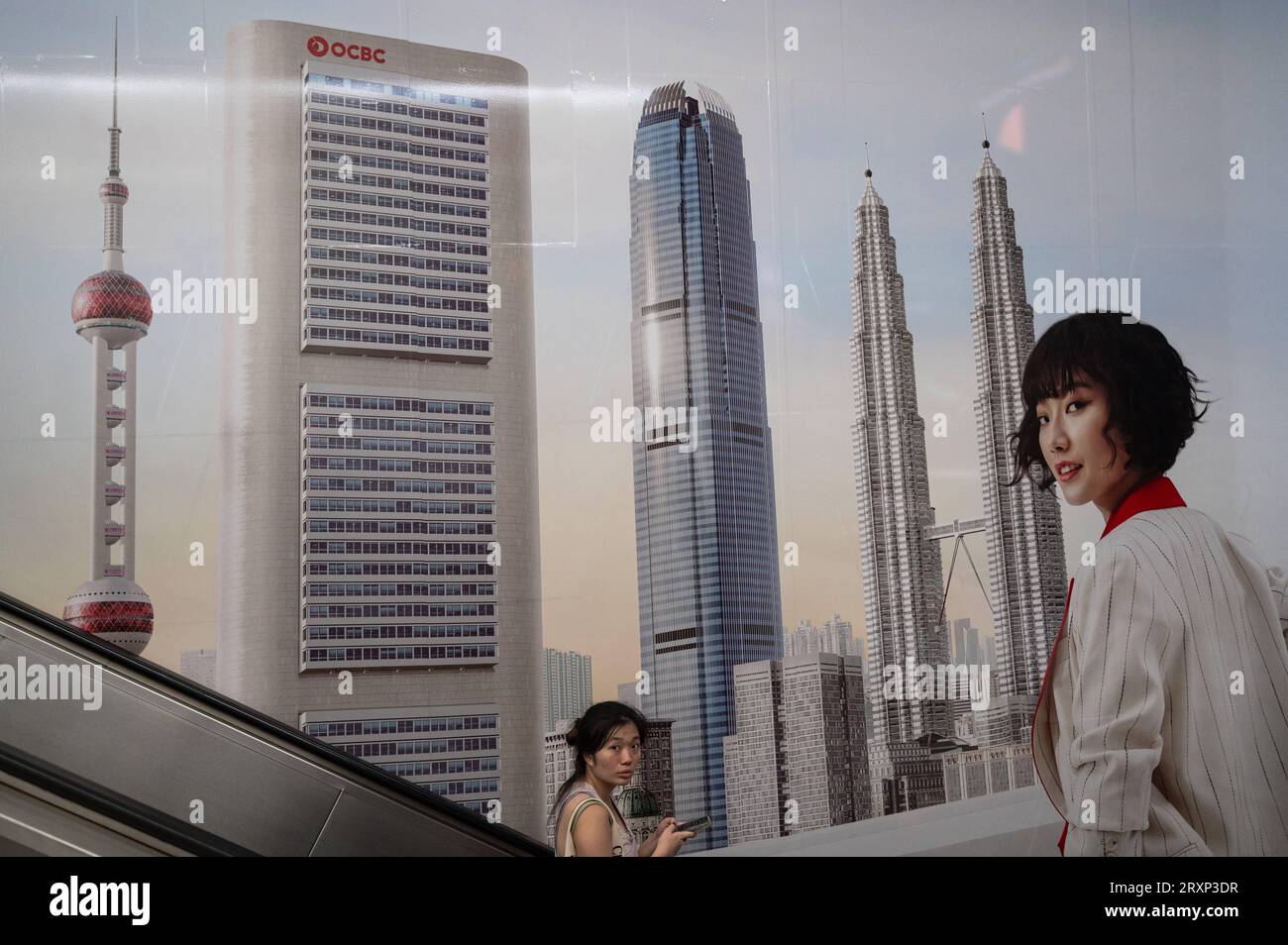 27.07.2023, Singapur, Republik Singapur, Asien - Frau auf einer ...