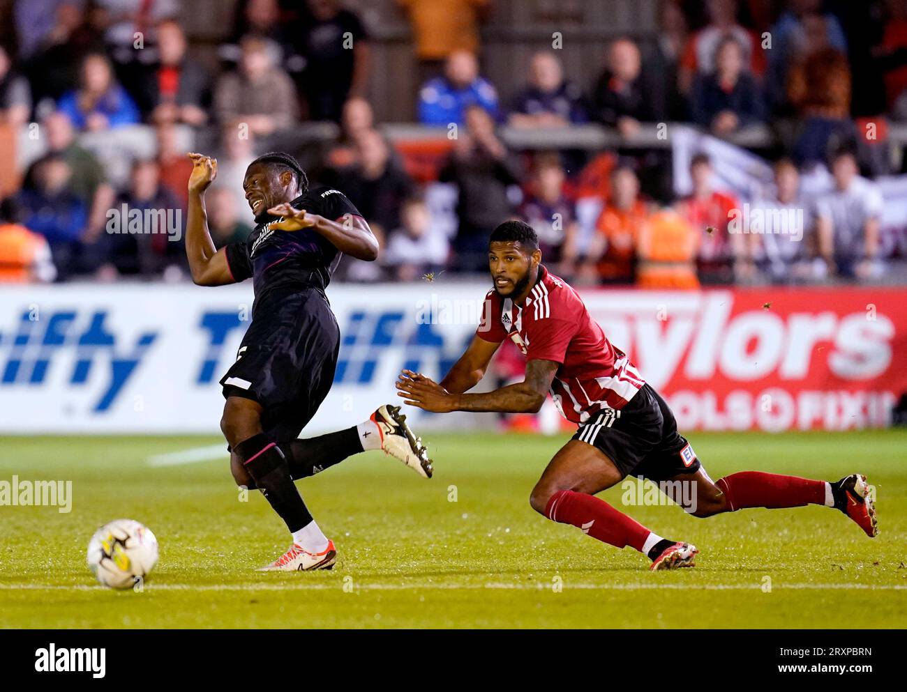 Teden Mengi von Luton Town (links) und Zak Jules von Exeter City ...