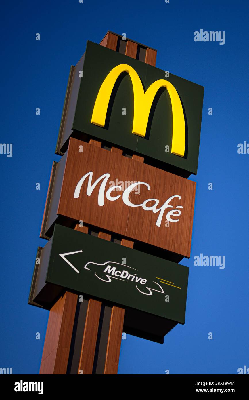 Mcdrive zeichen mit mcdonalds logo -Fotos und -Bildmaterial in hoher ...