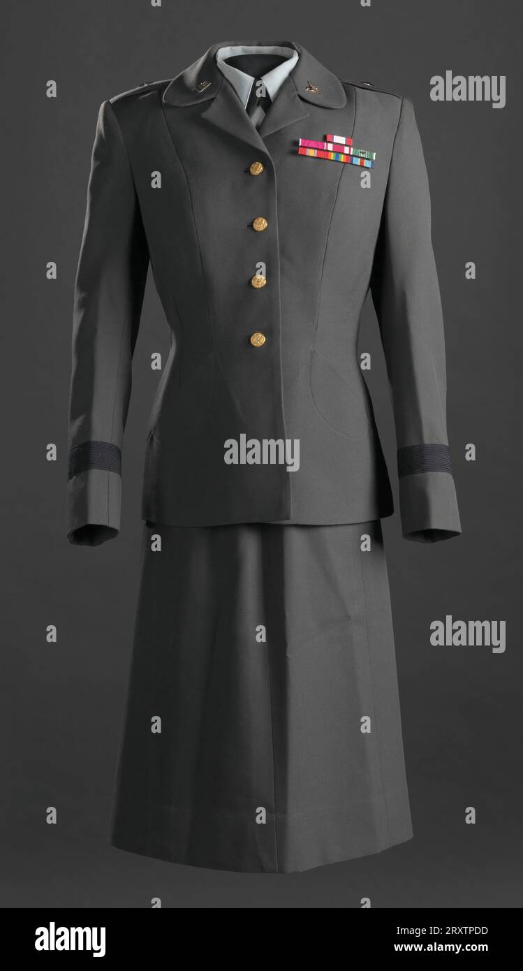 Militäruniform bestehend aus einer Jacke mit Dienstbändern und ...
