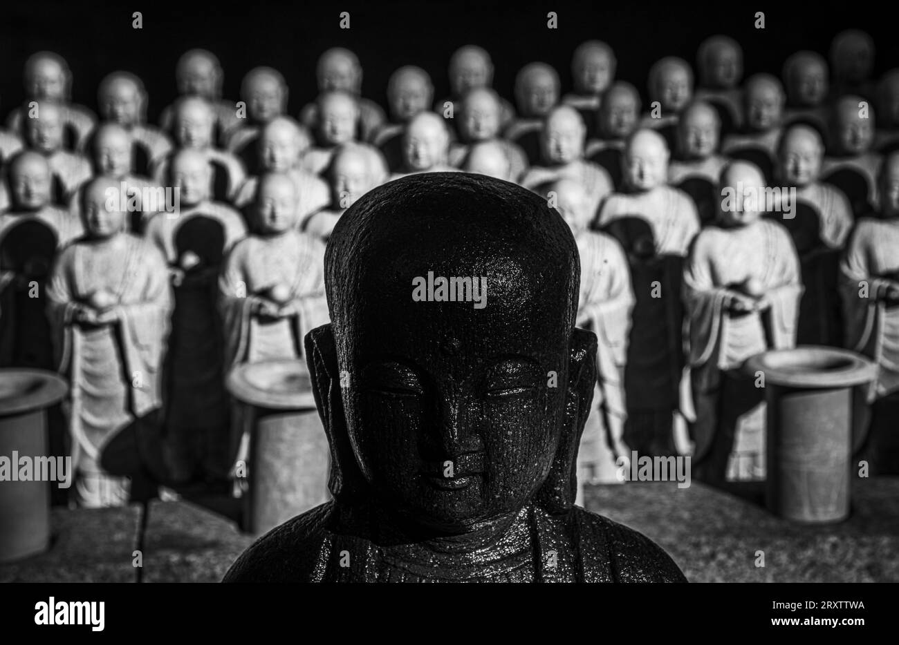 Jizo statuen aufgereiht -Fotos und -Bildmaterial in hoher Auflösung – Alamy
