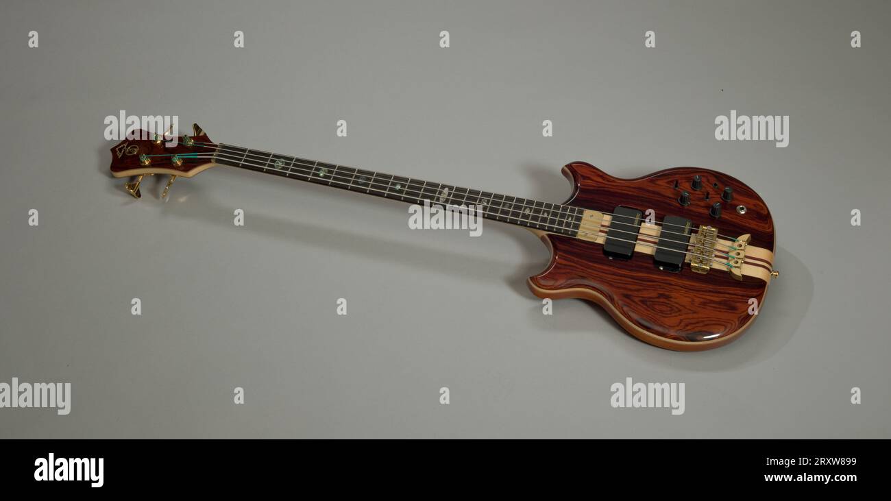 Signature bass -Fotos und -Bildmaterial in hoher Auflösung – Alamy