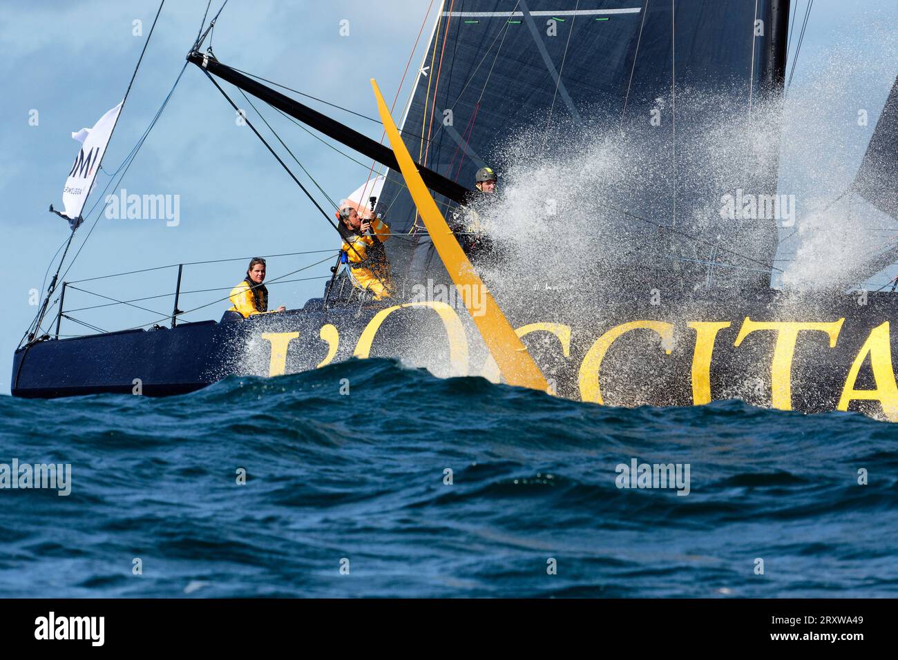 Die französische Skipperin Clarisse Crémer und Alan Roberts segeln ihre ...