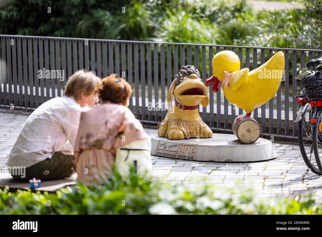 Die Figuren des Kinderkanals Kika Moppi und Schnatterinchen an der ...