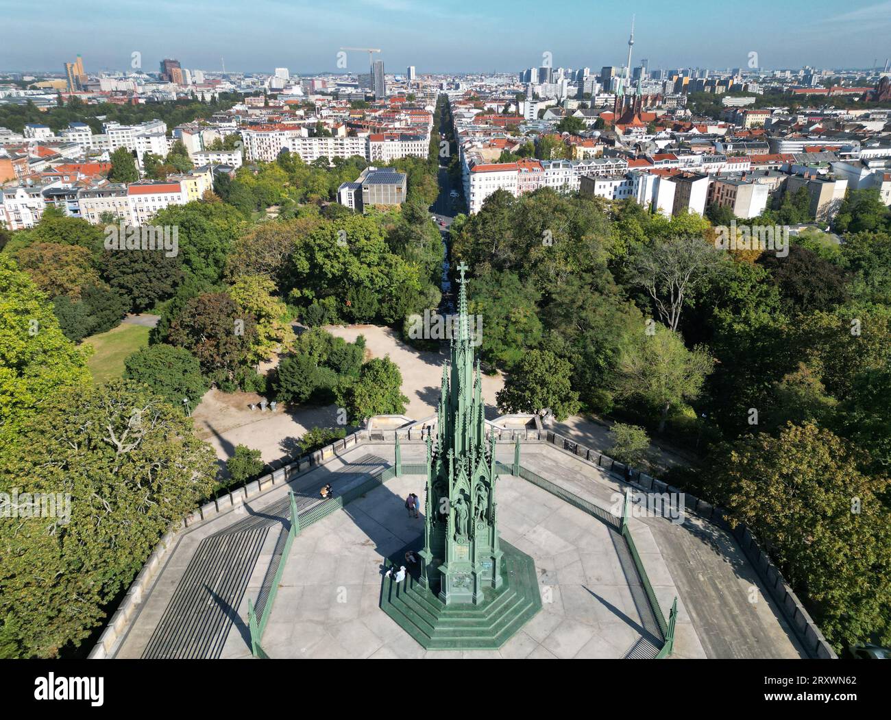 27. September 2023, Berlin: Auf dem höchsten Punkt des Viktoriaparks ...