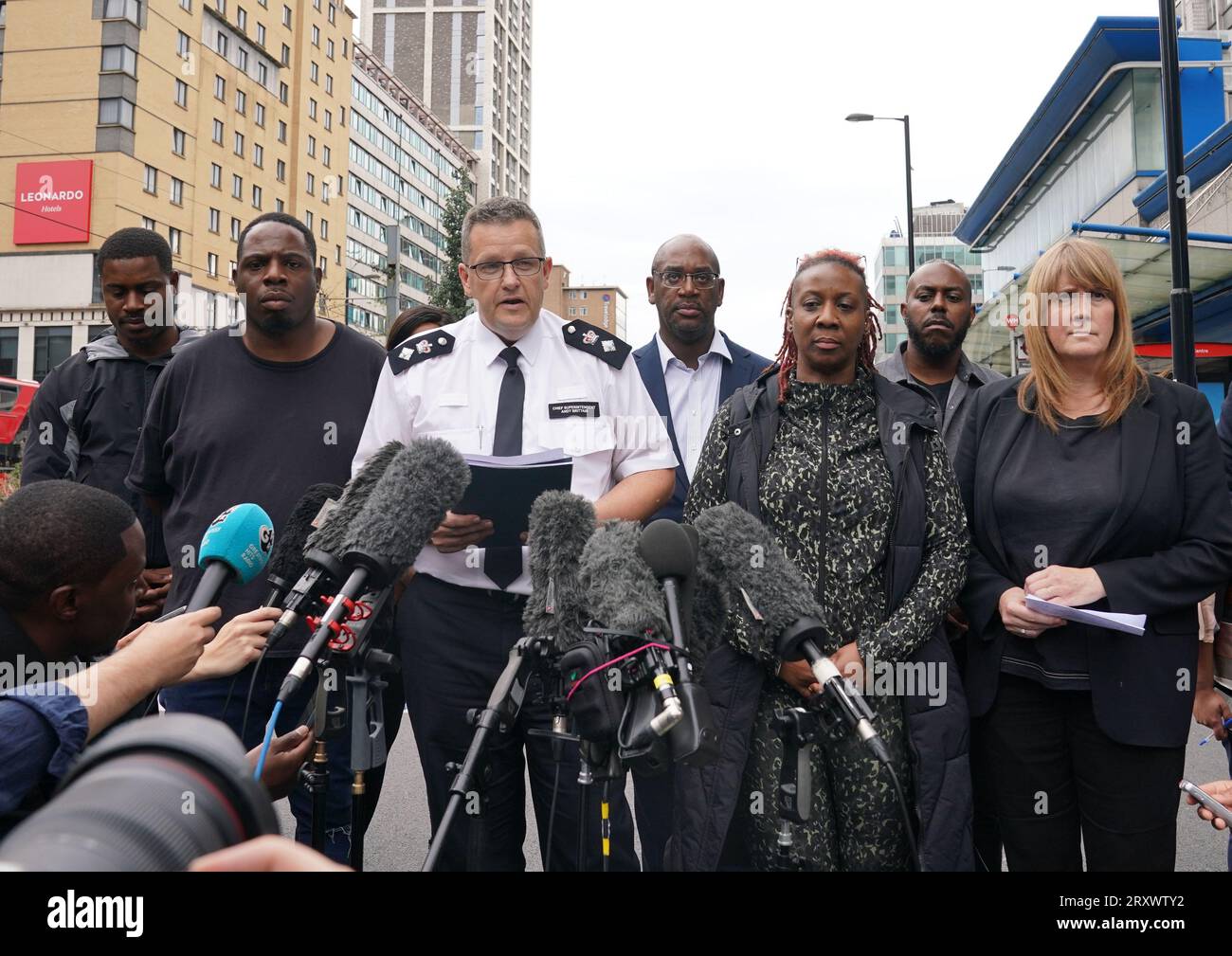 Chief Superintendent Andy Brittain sprach am Tatort in der Nähe des ...
