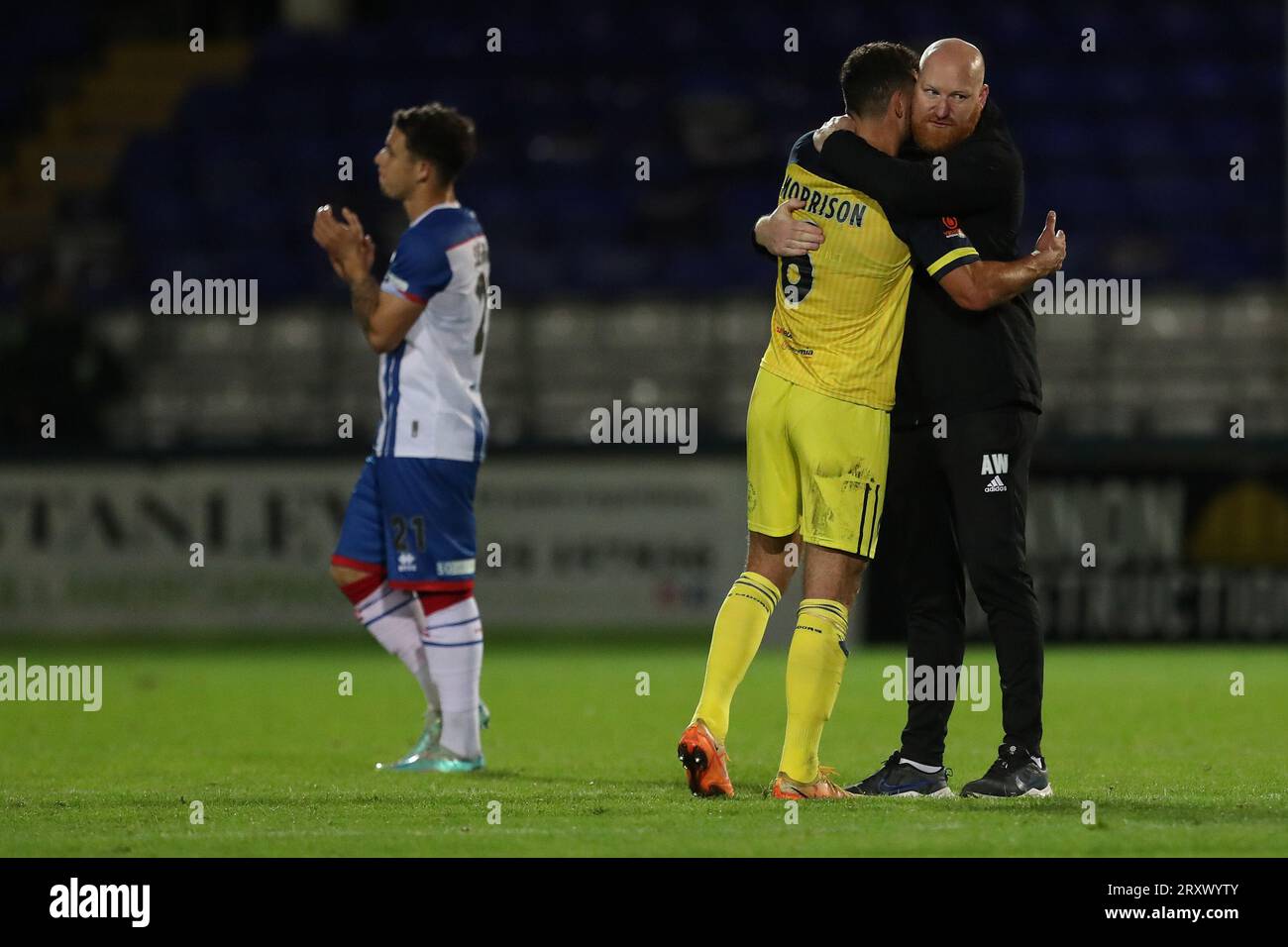 Andy Whing, Manager der Solihull Moors, umarmt Kyle Morrison nach dem ...