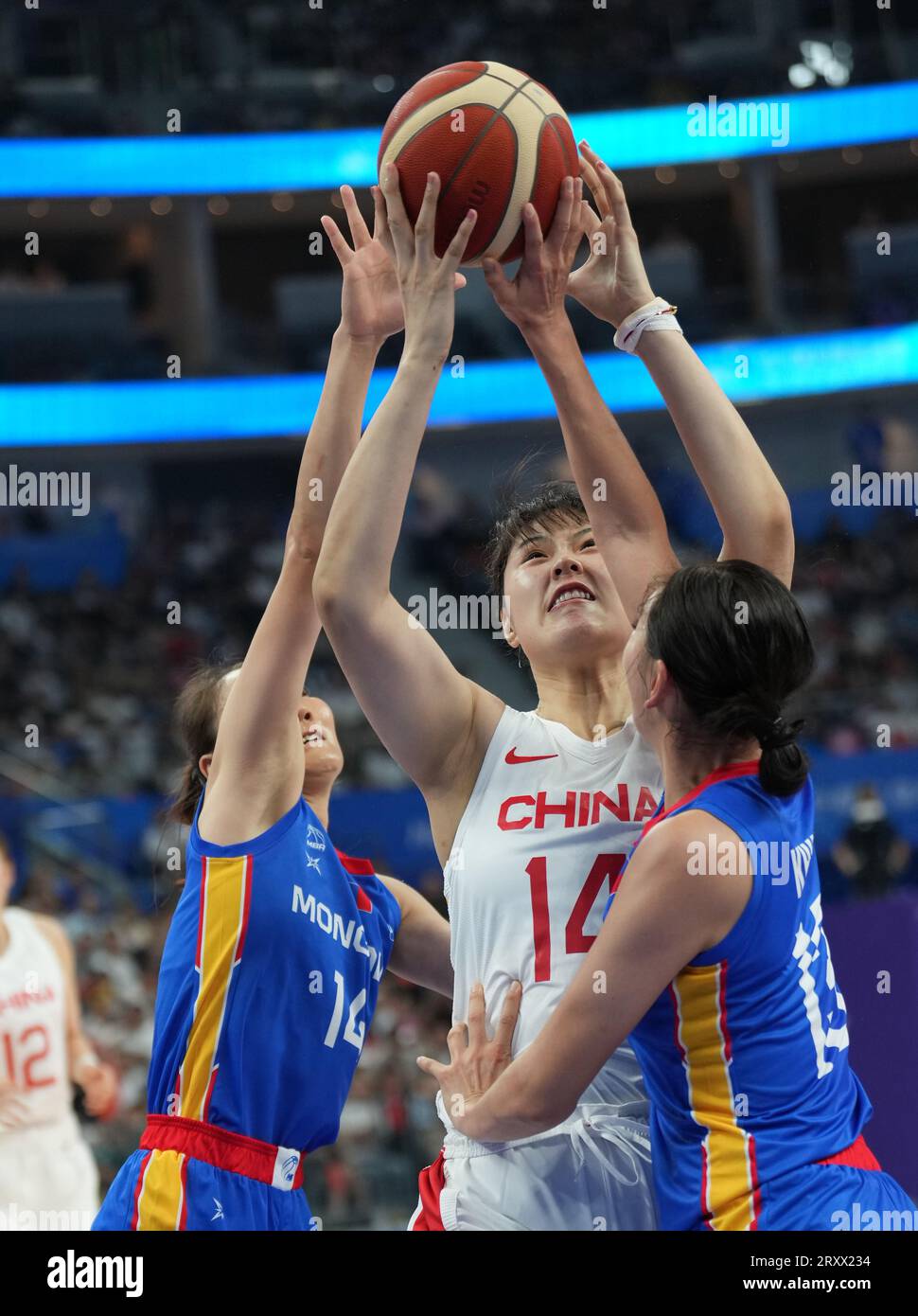 (230927) -- HANGZHOU, 27. September 2023 (Xinhua) -- Li Yueru (C) aus ...