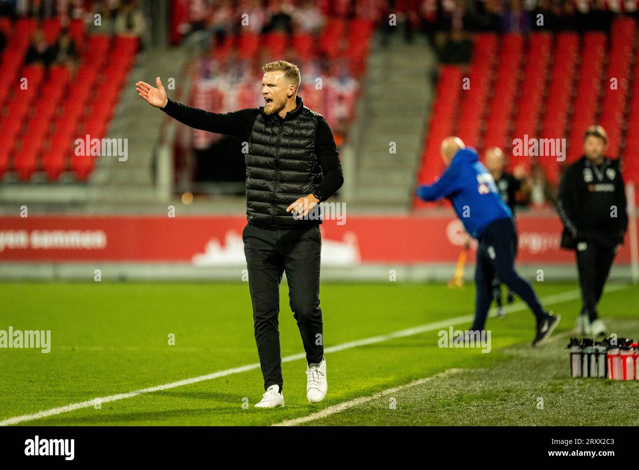 Aalborg, Dänemark. 26. September 2023. Cheftrainer Oscar Hiljemark von ...
