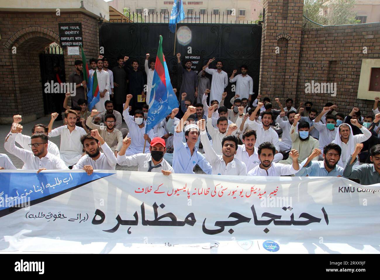 Mitglieder von Islami Jamiat Tulba demonstrieren am Mittwoch, den 27 ...