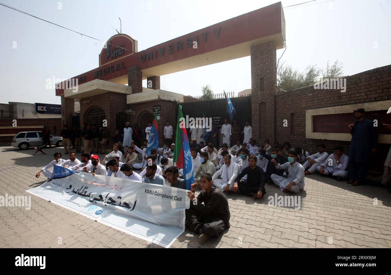 Mitglieder von Islami Jamiat Tulba demonstrieren am Mittwoch, den 27 ...