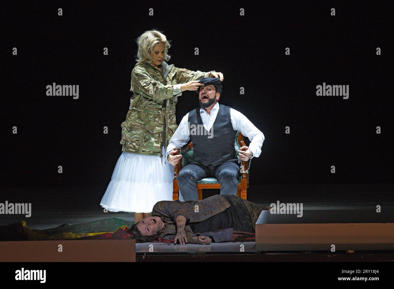 Elina Garanca, Marina Rebeka und Yusif Eyvazov bei der Fotoprobe von ...