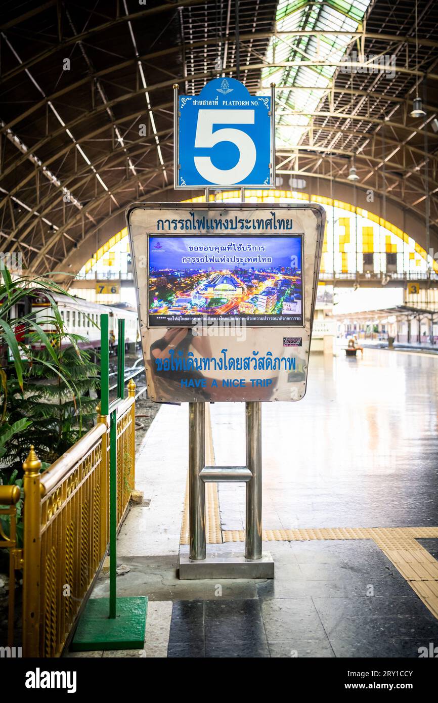 Der Bahnsteig mit klassischer Beschilderung am Bahnhof Hua Lamphong ...