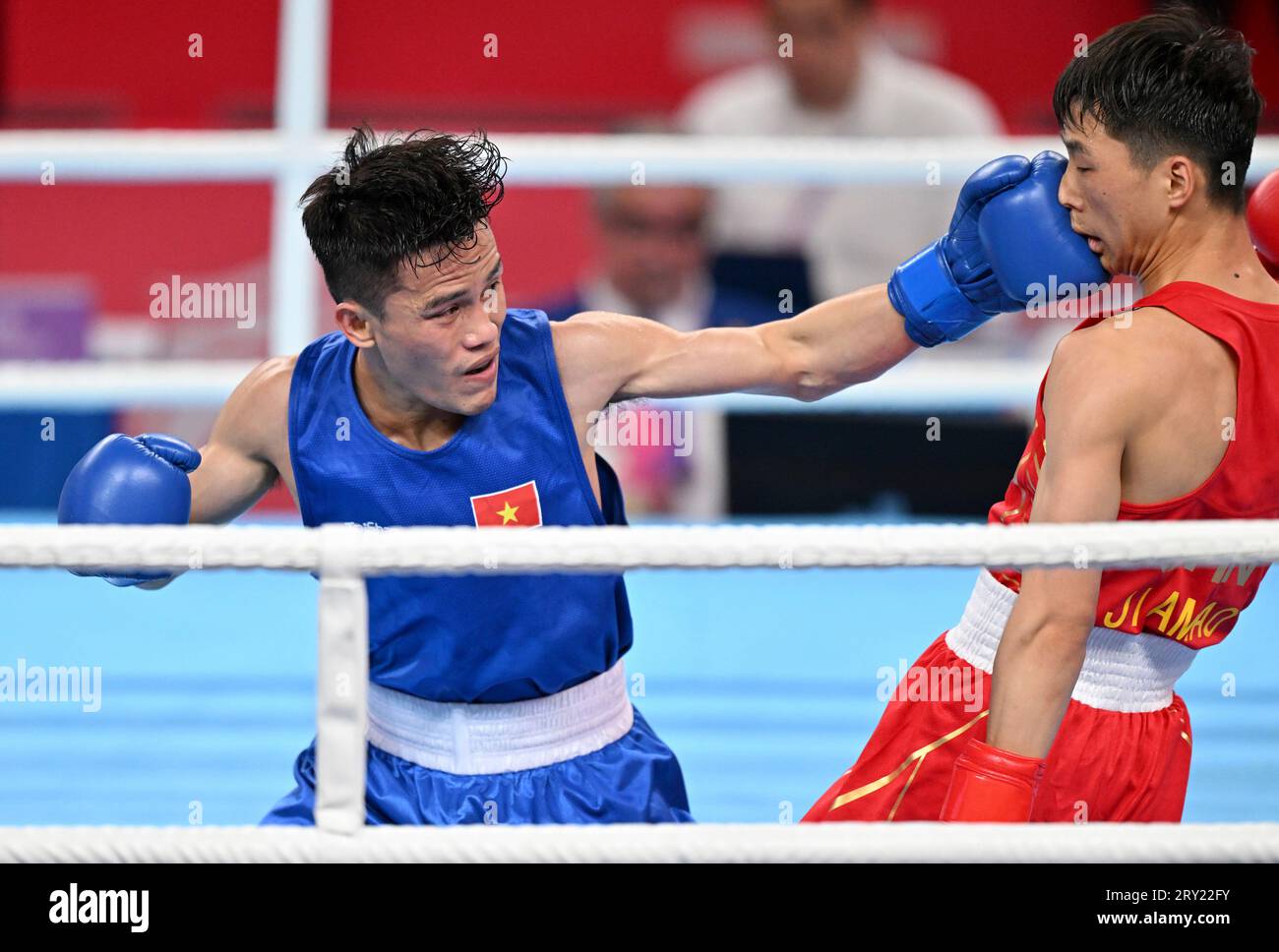 (230928) -- HANGZHOU, 28. September 2023 (Xinhua) -- Zhang Jiamao (R) aus China tritt mit Nguyen ...