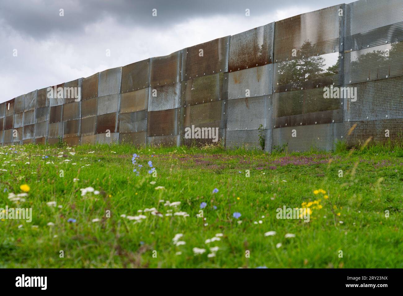 Teil der ehemaligen DDR-Grenzanlagen, Streckmetall-Zaun durch den man ...