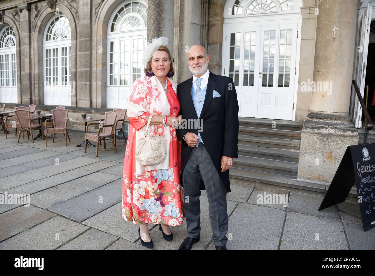 Karsten Wolff mit Larissa de la Fontaine beim Sektempfang anlässlich ...