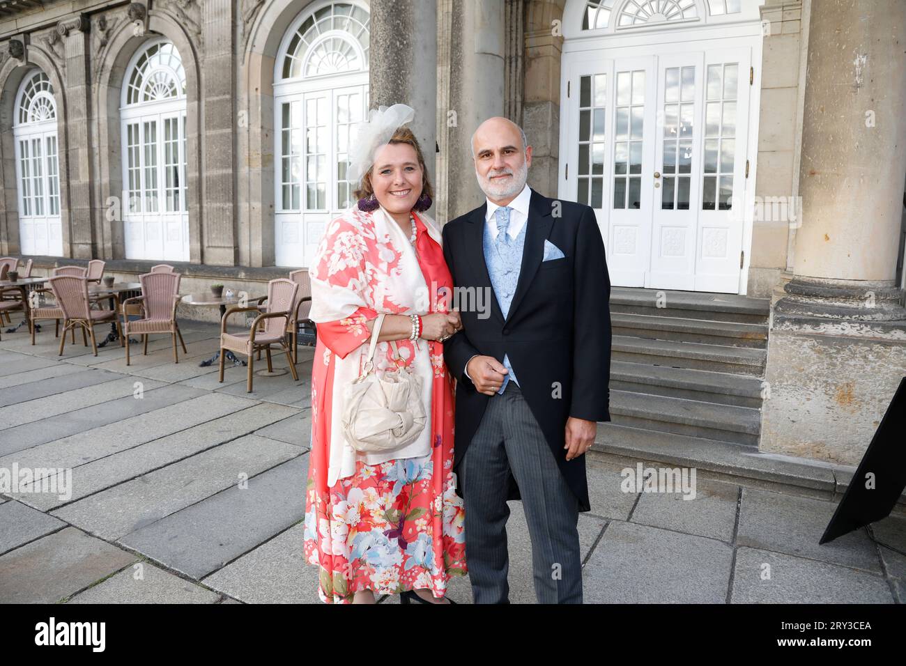 Karsten Wolff mit Larissa de la Fontaine beim Sektempfang anlässlich ...
