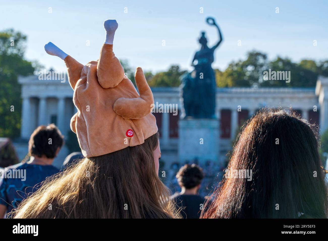 Hendl Hut und Bavaria, Wiesnbesucherin mit Brathendlhut beim ...