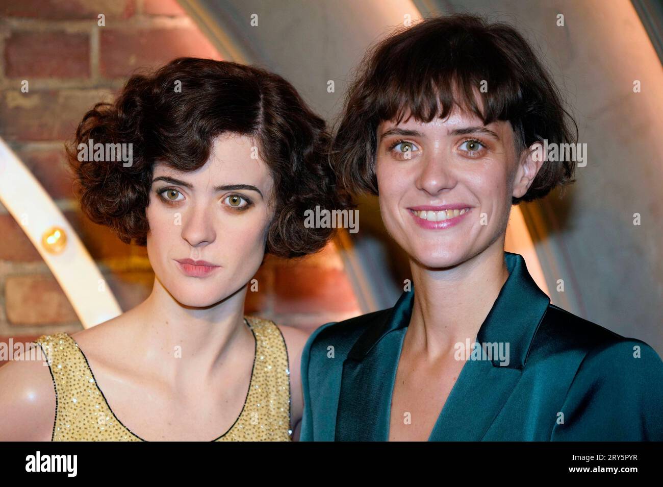 Liv Lisa Fries mit ihrer Wachsfigur bei der Eröffnung des neuen Babylon ...
