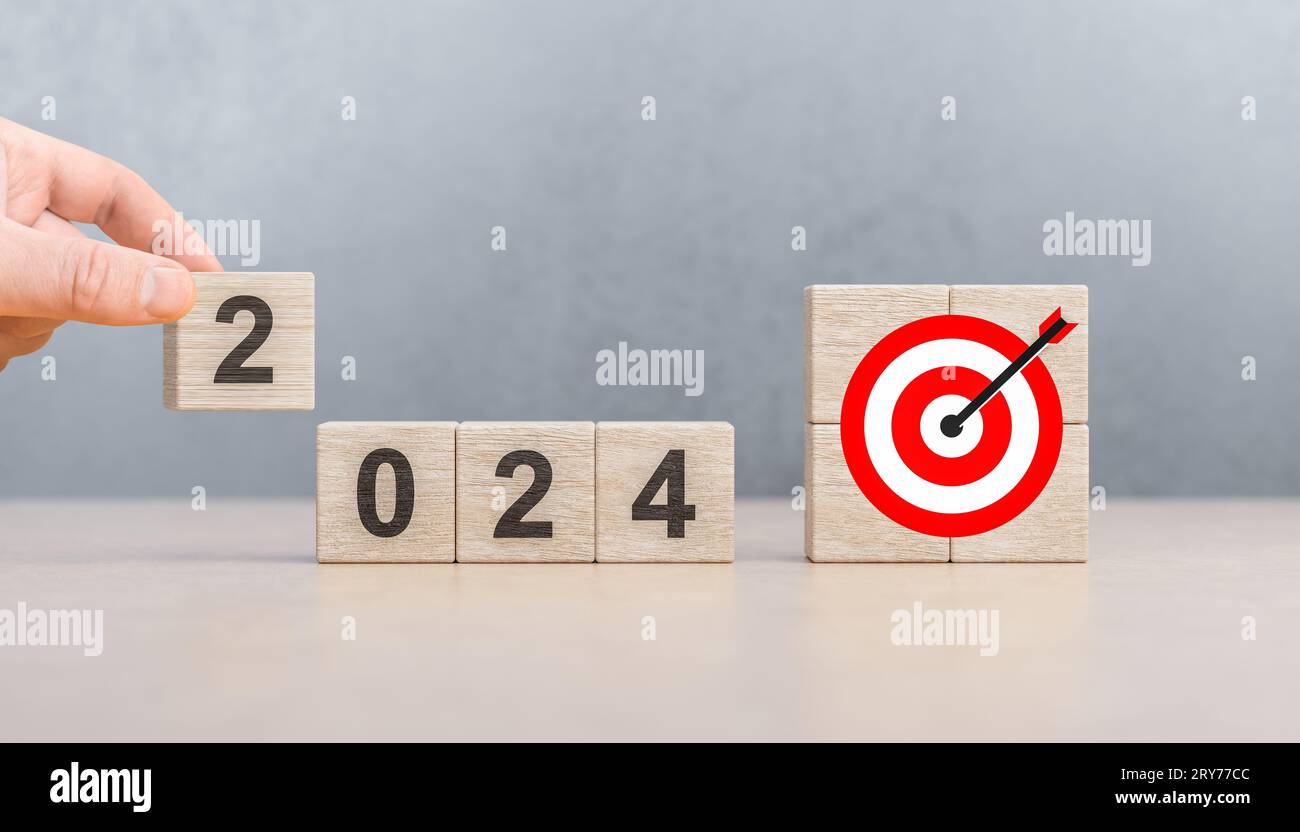 2024 Unternehmensziele. Holzwürfel mit 2024 und Torsymbol. Ab 2024 Neujahr. Gemeinsame ...