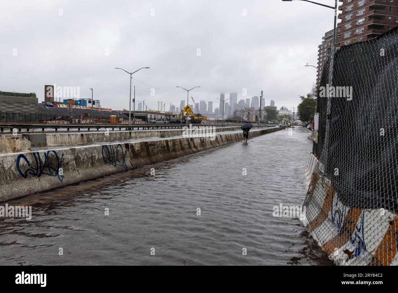 An empty stretch of the FDR highway in the Lower East Side of Manhattan ...