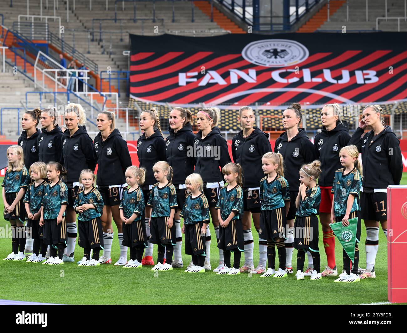 BOCHUM - (l-r) Lena Oberdorf, Juli Brand of Germany, Lena Lattwein of ...