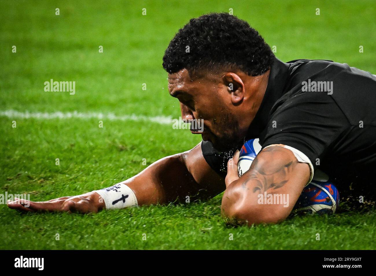 Aaron SMITH aus Neuseeland gewinnt seinen Versuch bei der ...