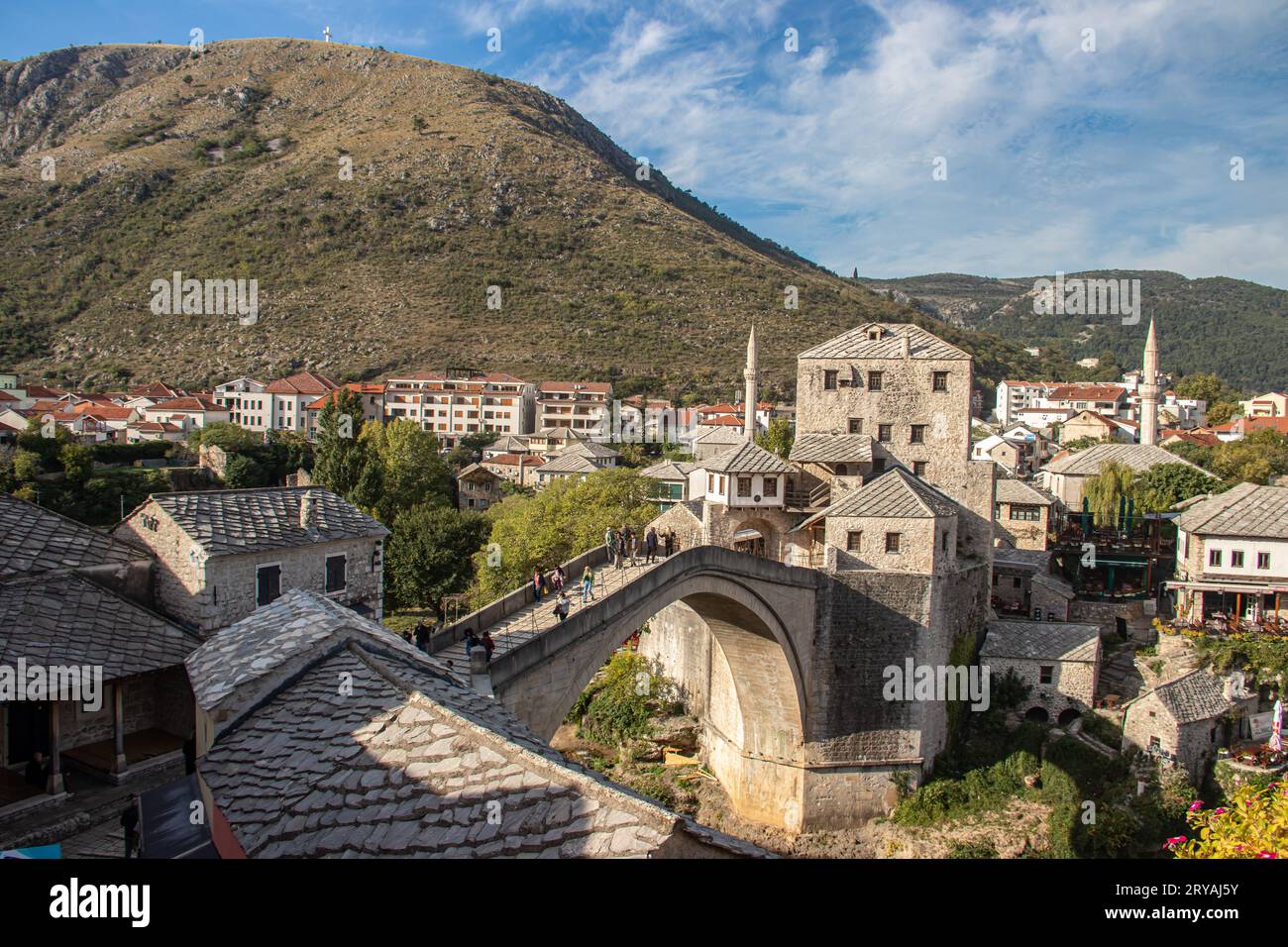 Blick auf Stari Most (alte Brücke) im Dorf Mostar mit dem Fluss Neretva ...